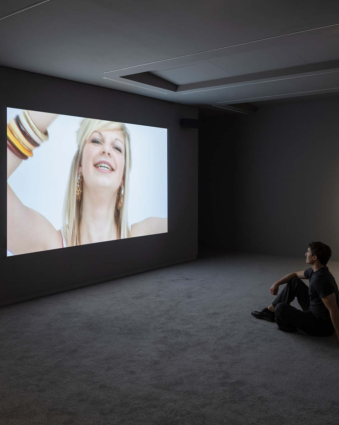 Espace Louis Vuitton München: Rineke Dijkstra “The Krazy House” | LOUIS ...